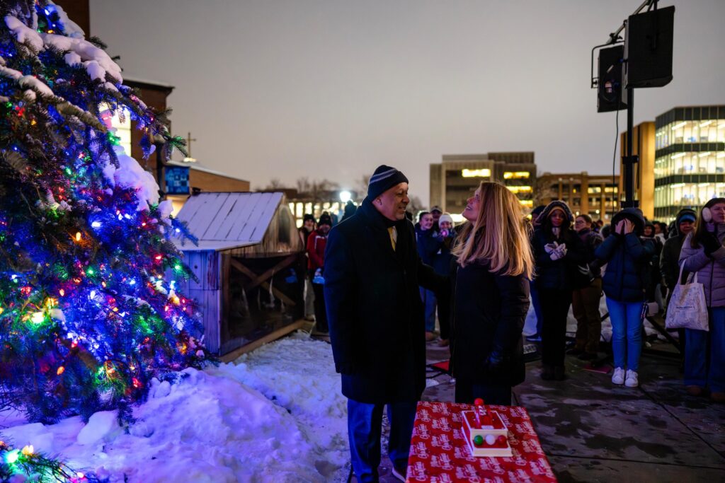 Marquette community gathers for annual Christmas tree lighting ...