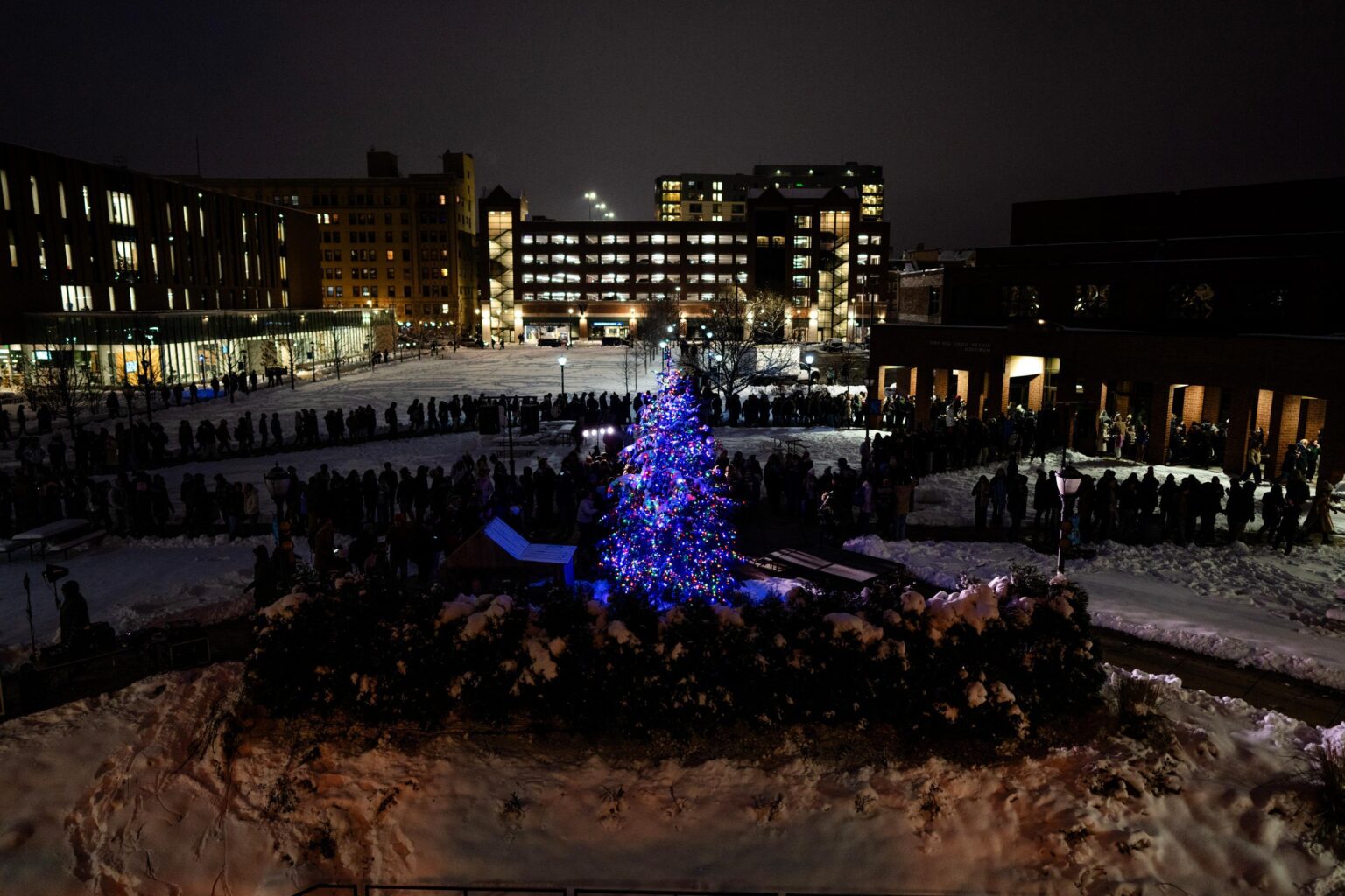 Marquette community gathers for annual Christmas tree lighting ...