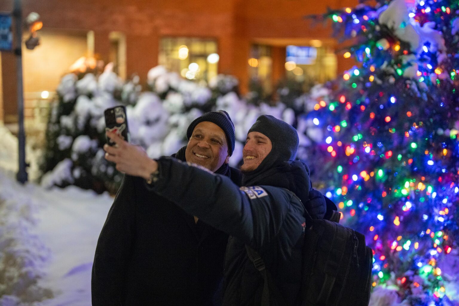 Marquette community gathers for annual Christmas tree lighting ...